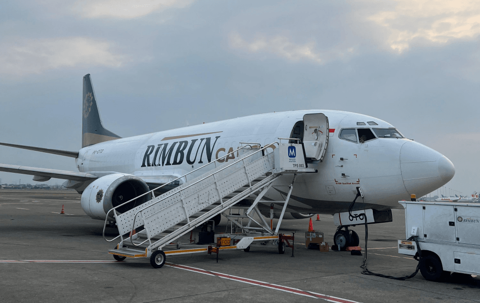 rimbun-air-third-boeing-737-300sf